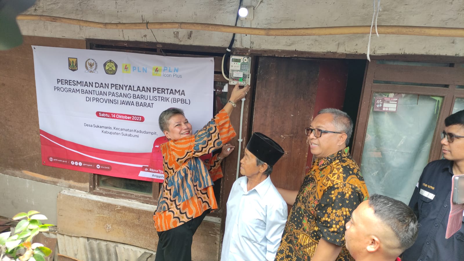 Kementerian ESDM RI - Berita Unit - Direktorat Jenderal Ketenagalistrikan - 1.703 Rumah Tangga ...